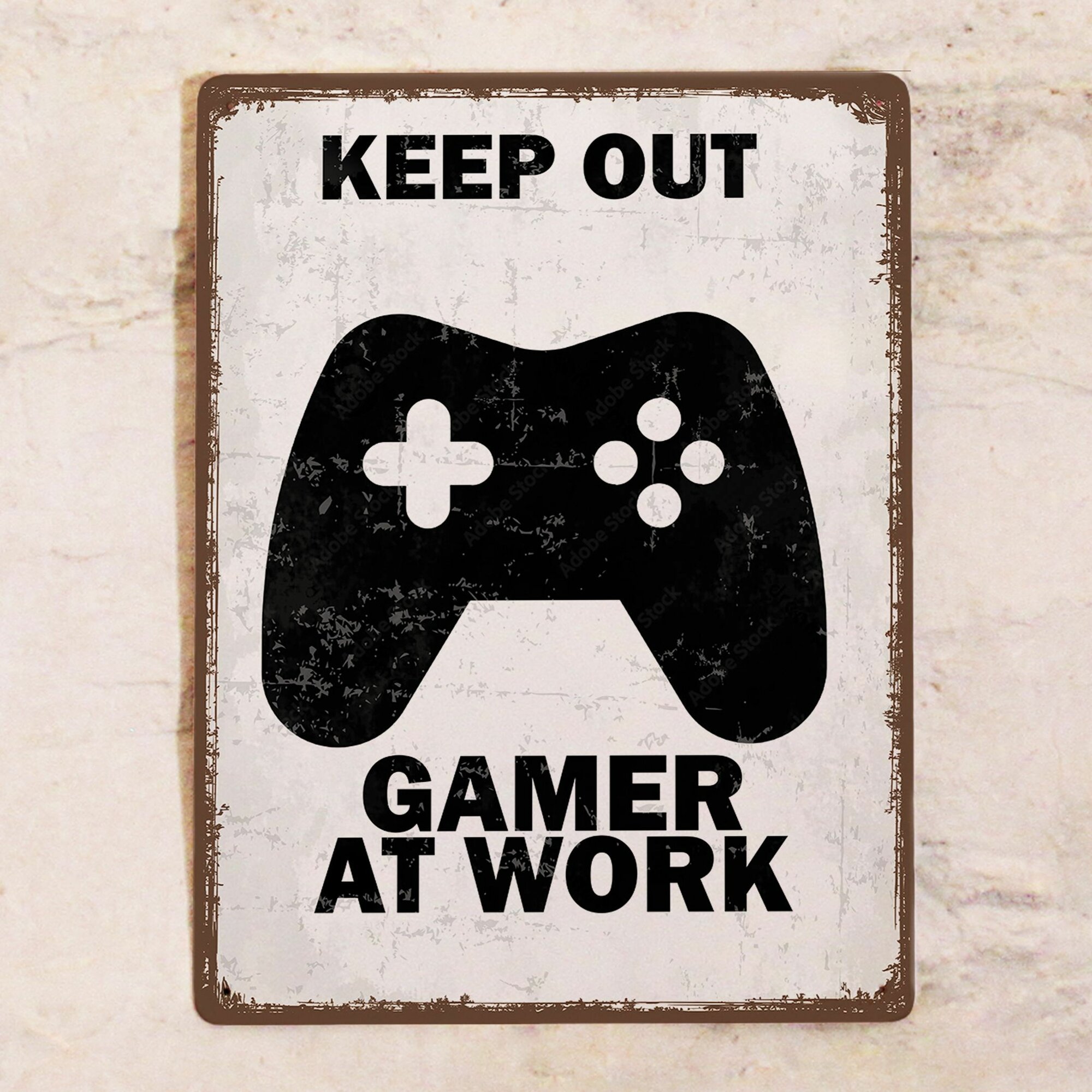 Прикольный аксессуар для комнаты геймера табличка Gamer at work, металл, 20х30 см.