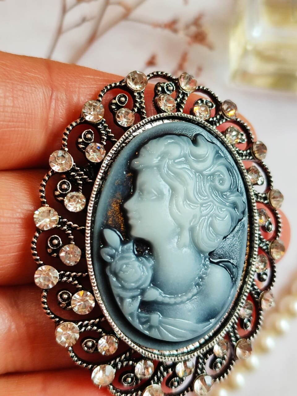 Брошь, стразы