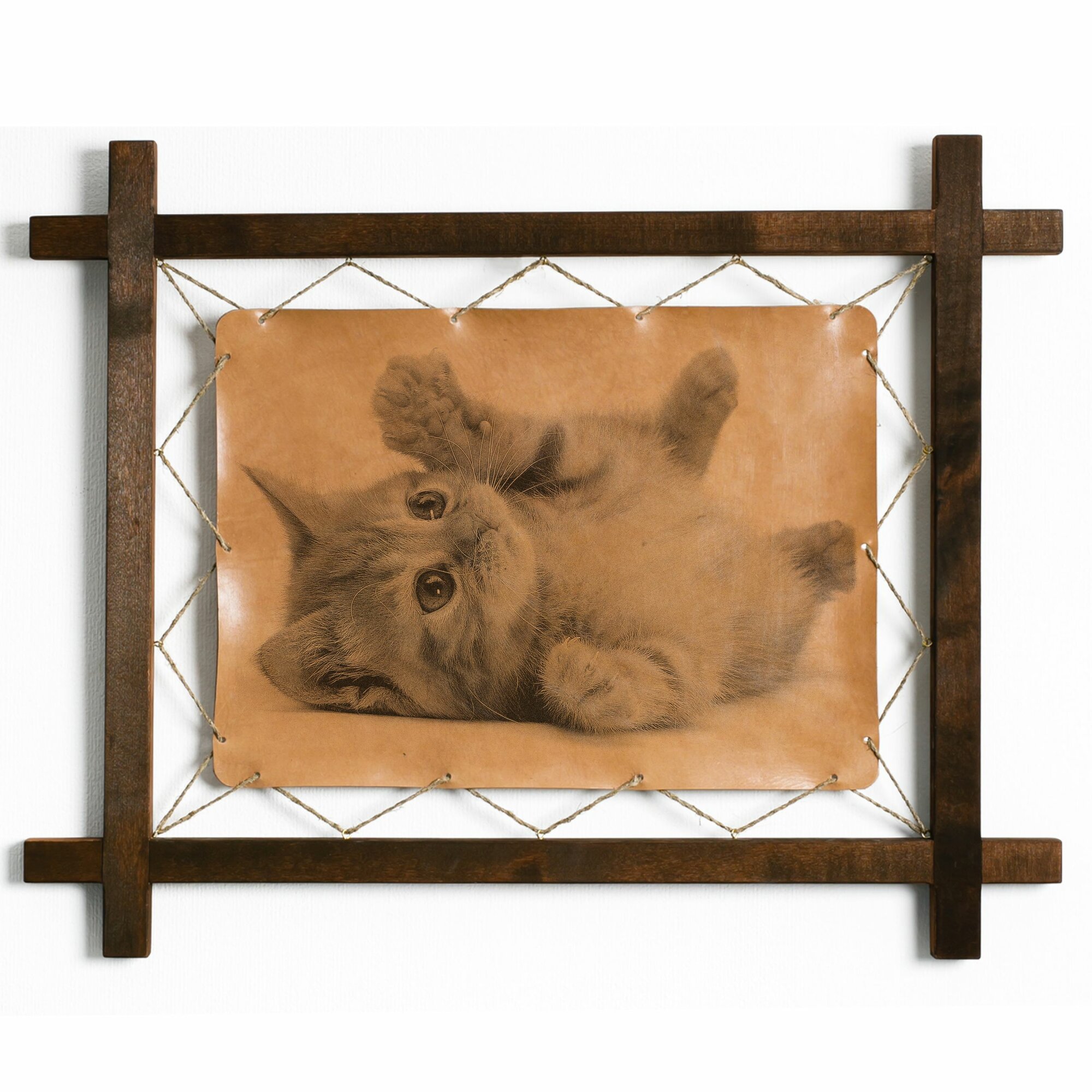 Картина интерьерная из кожи "Котенок на спине", BoomGift