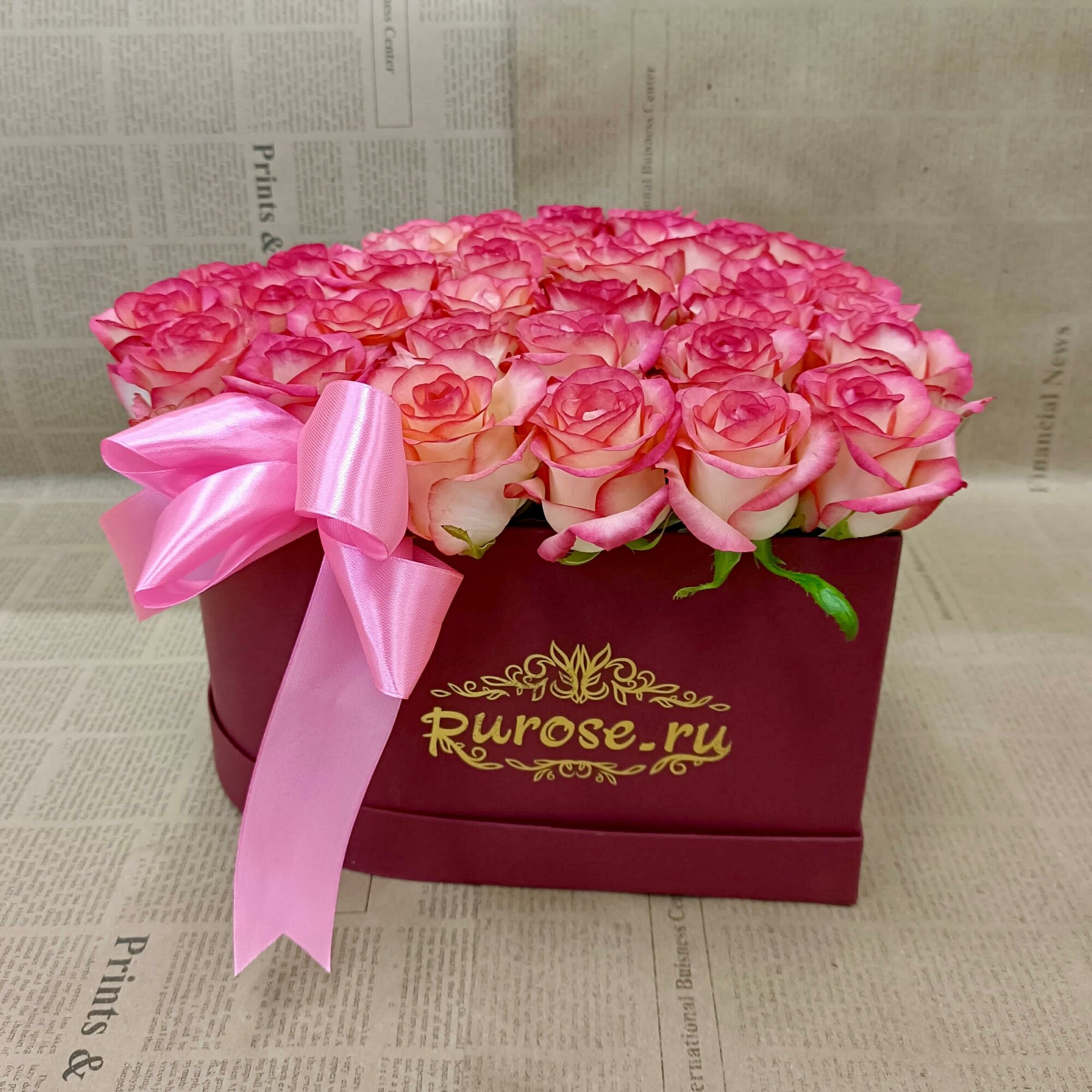 Живые цветы букет в коробке сердце из 35 розовых роз "Пленительный шарм", сорт - Джумилия