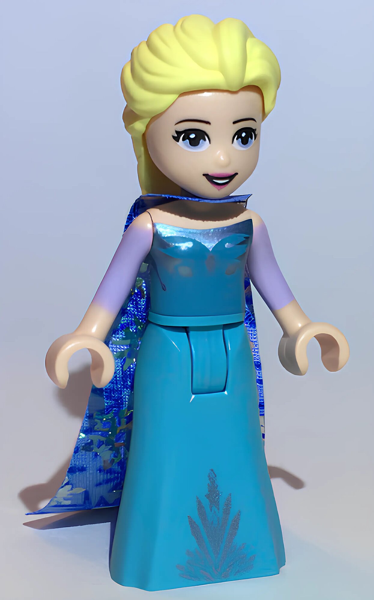 Минифигурка Lego Elsa - Medium Blue Long Narrow Cape with Snowflakes, Lavender Sleeves dp076 N
