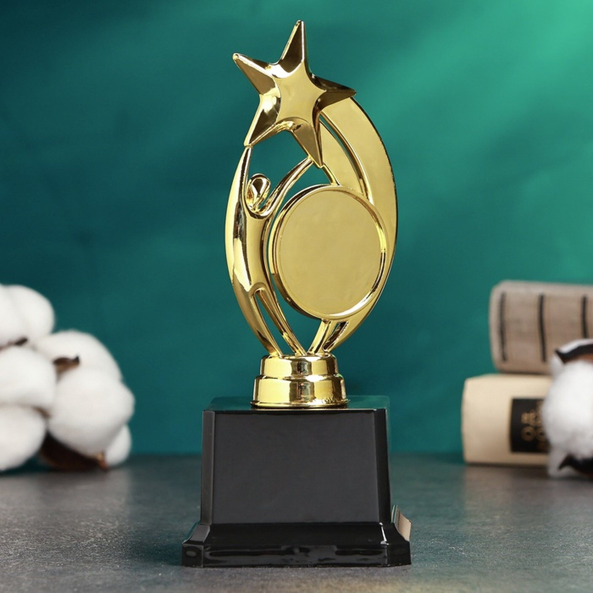 Стела Сима-ленд "Звезда", пластиковая, золотистая, 8 x 8 x 18 см