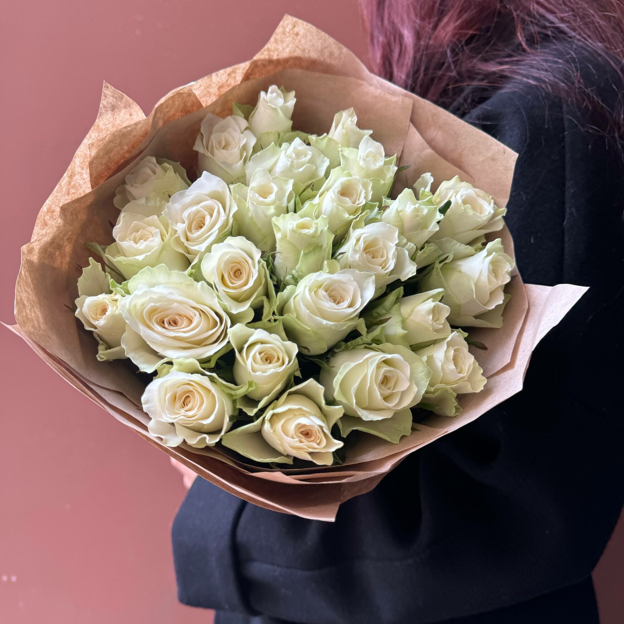 Букет из 25 белой розы Кения 40 см в крафтовой упаковке