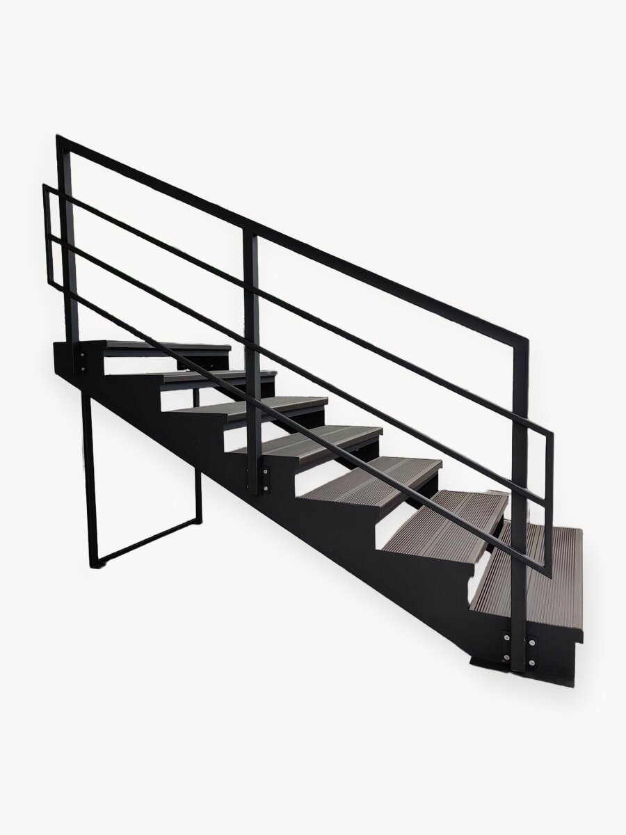 Лестница-крыльцо 8 ступеней, с ДПК, ограждение слева, ширина 1,5 м, высота 1.44 м.