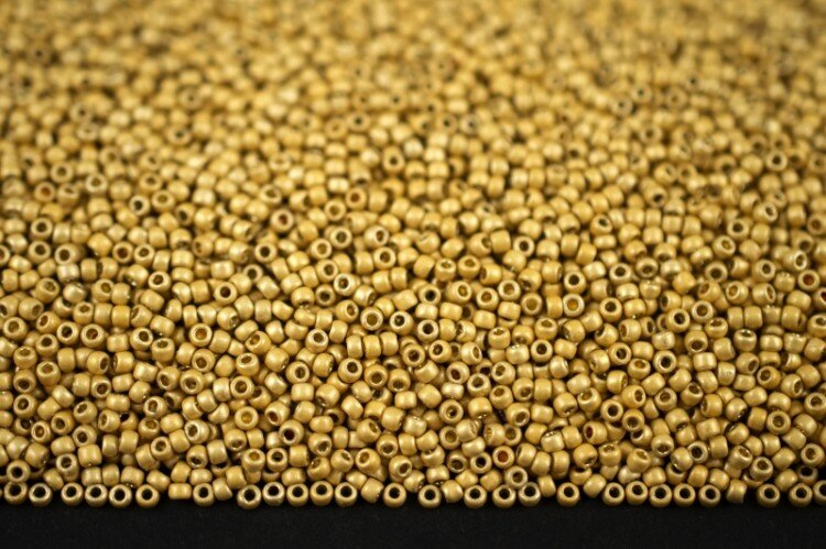 Бисер японский TOHO круглый 15/0 #PF0557F звездный свет, матовый Permanent Finish гальванизированный, 10 грамм