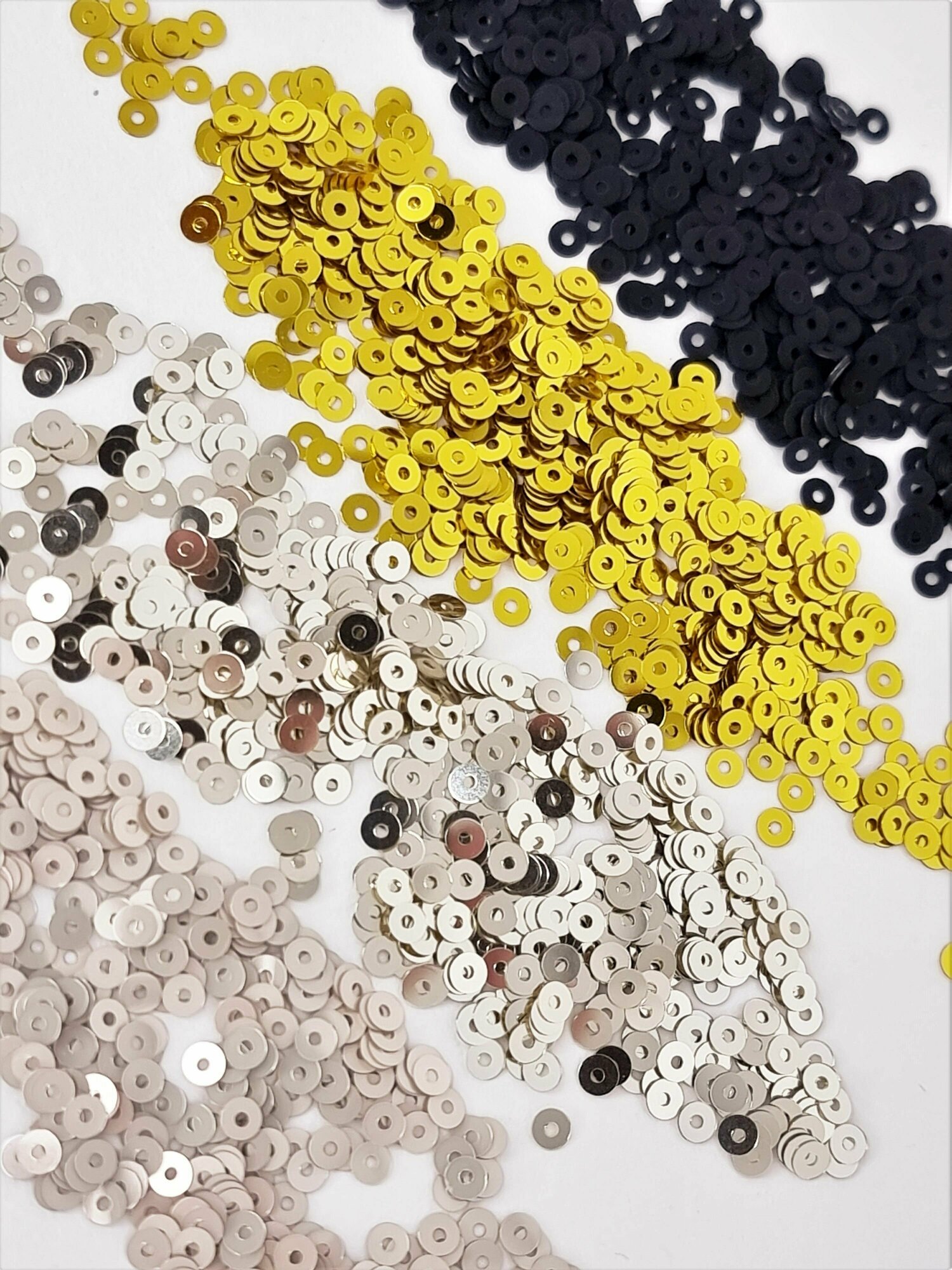 Итальянские пайетки 3мм. Золотые и Черные матовые. 4шт. по 1,5г.