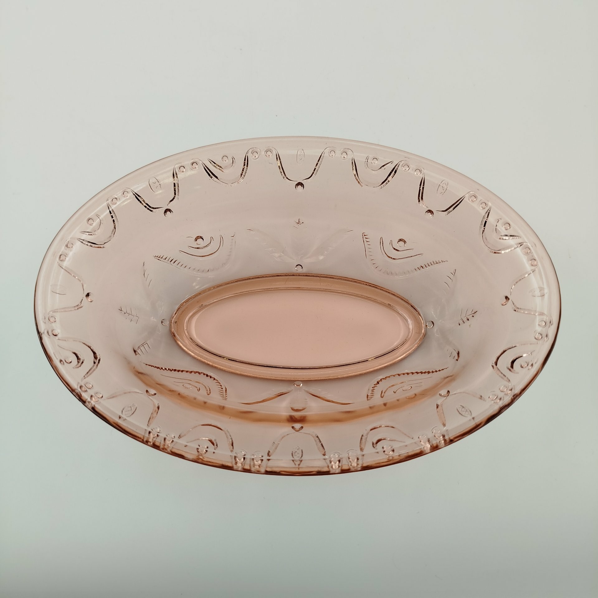 Салатник овальной формы карамельного оттенка, стекло, пресс, СССР, 1960-1990 гг.