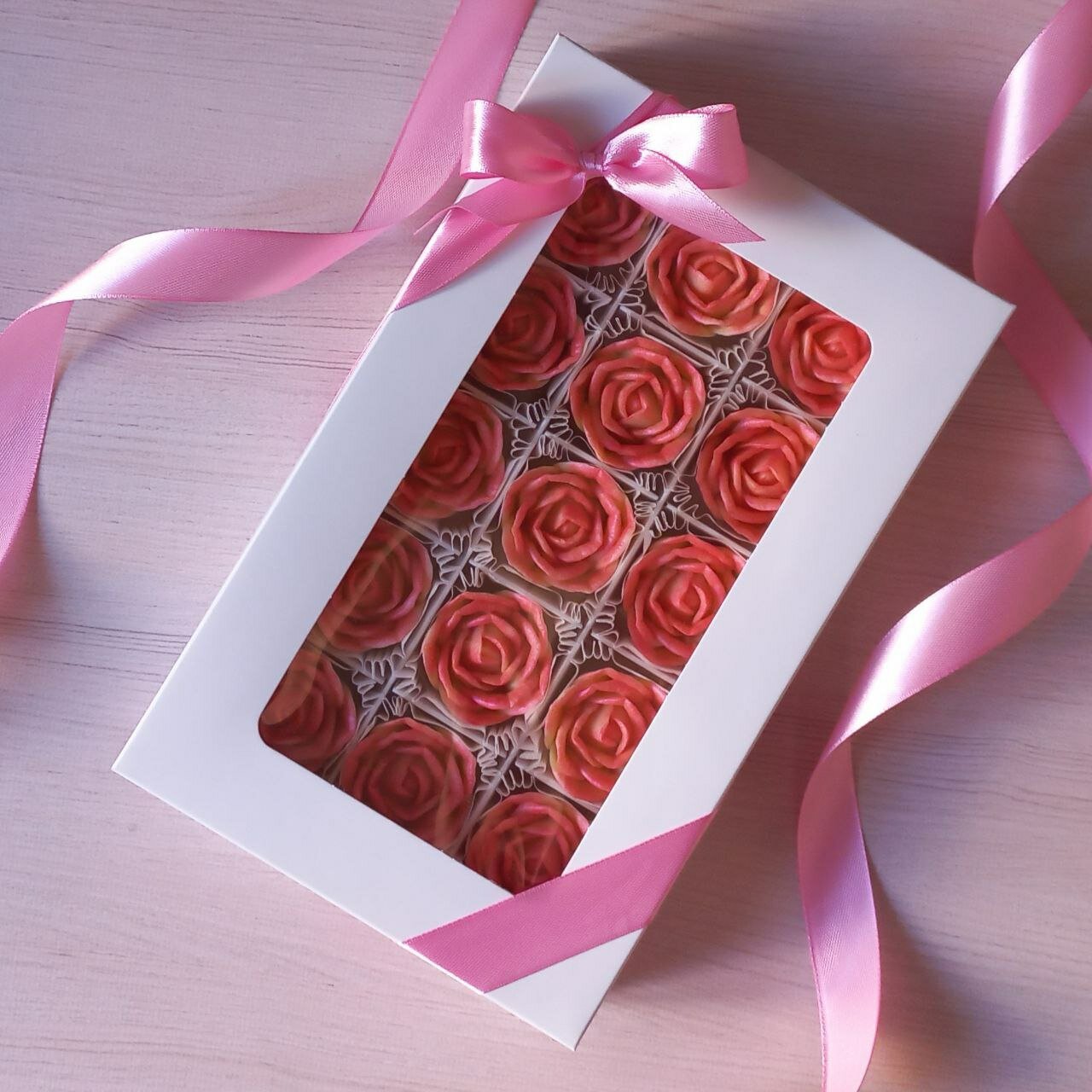 "Подарочные шоколадные розы" - коробка с цветами ручной работы