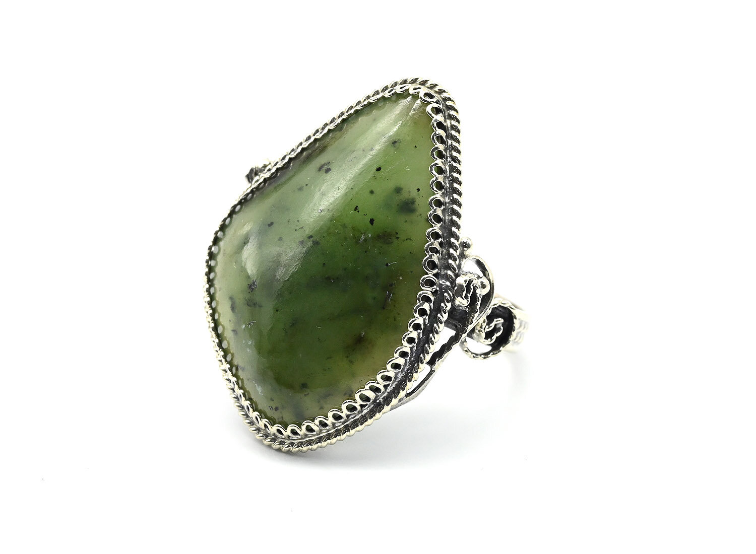 Кольцо, нефрит