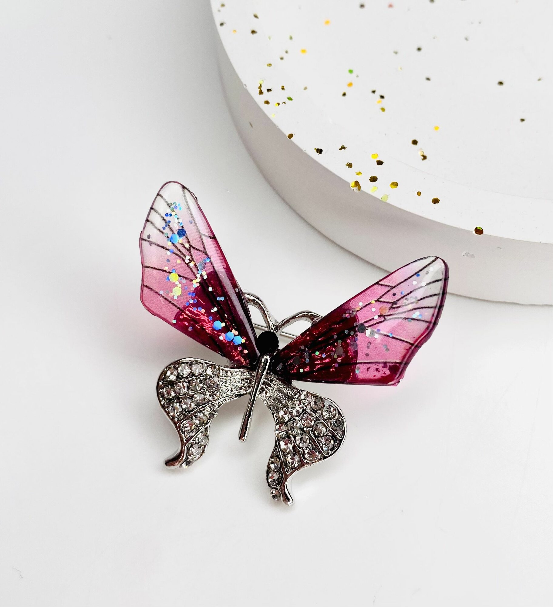 Брошь, искусственный камень, стразы, пластик