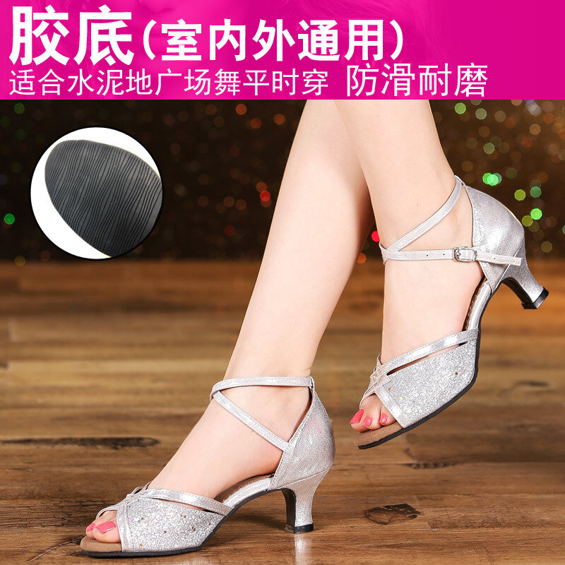 Спортивные туфли