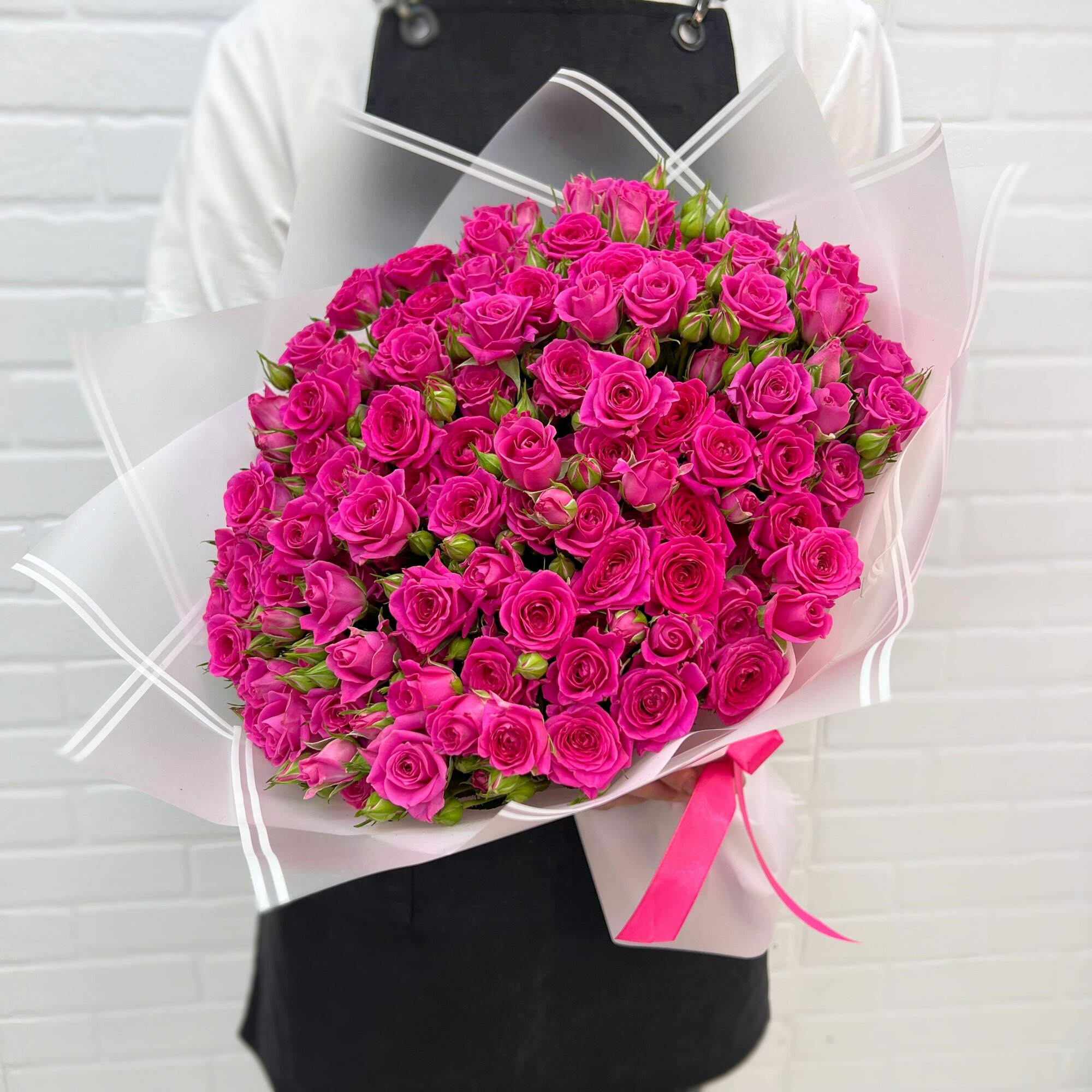 Букет роз кустовые малиновые 25шт от Flowerstorg N1105 в дизайнерской упаковке