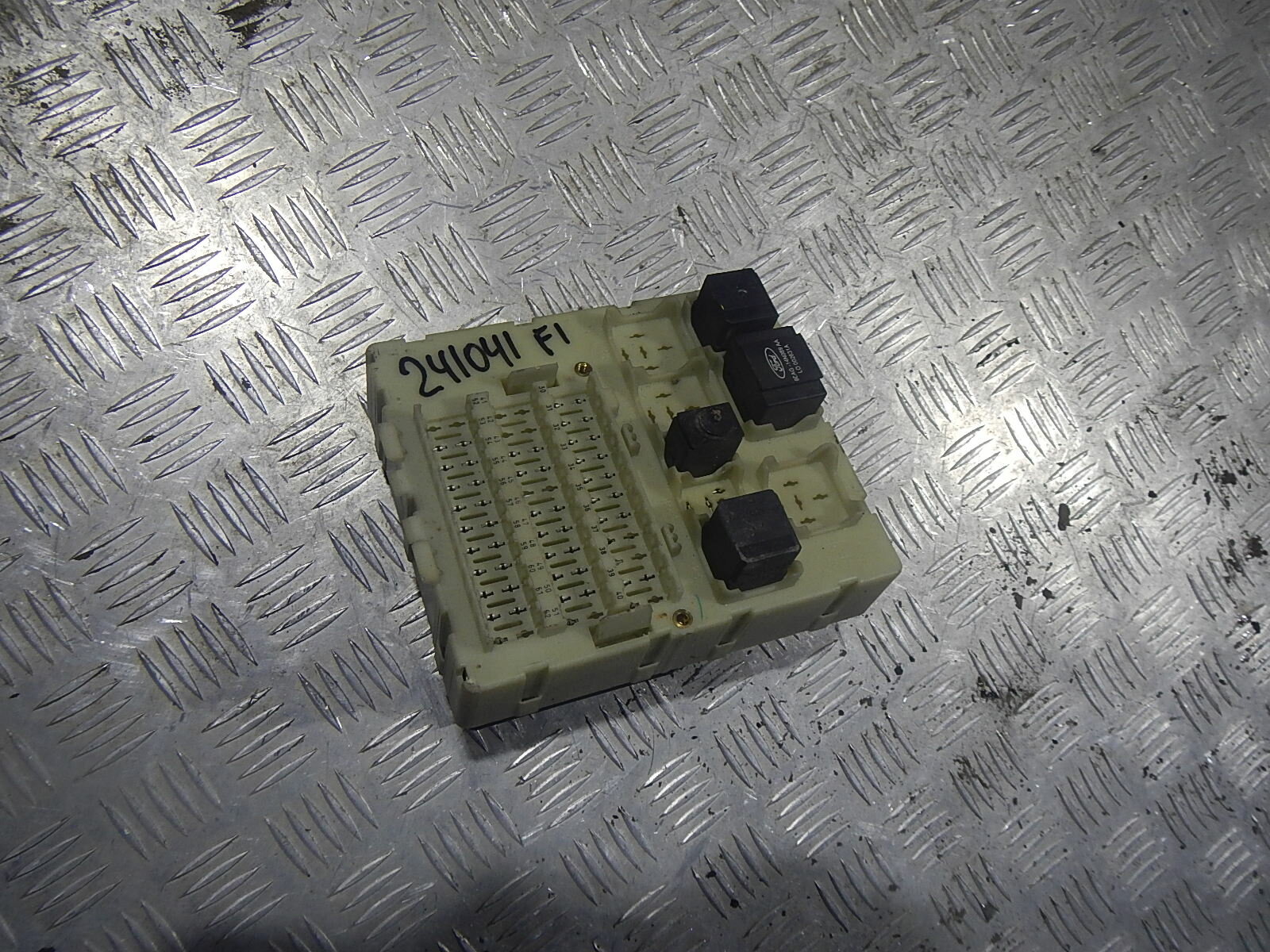 Б/У Блок предохранителей, Ford (Форд)-FOCUS 1 (98-) FORD FOCUS 1 (98-04) салонный Без видимых повреждений. 241041 FORD ар...