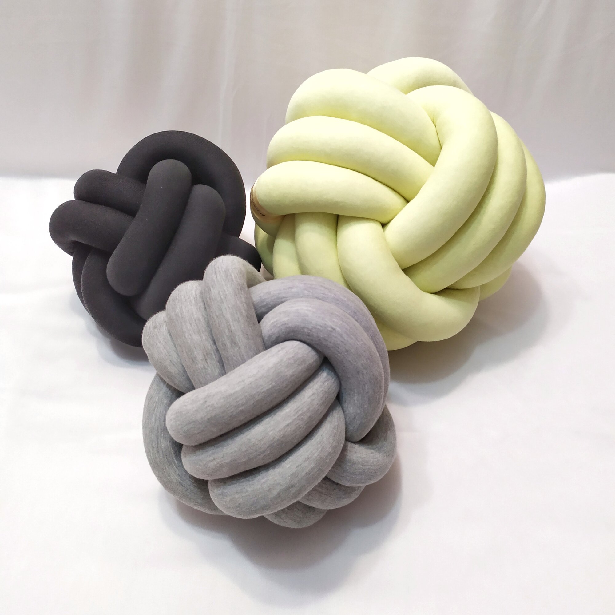 Подушка декоративная 30х30 светло-серого цвета. Подушка на диван, круглая, шар, узел (0118)