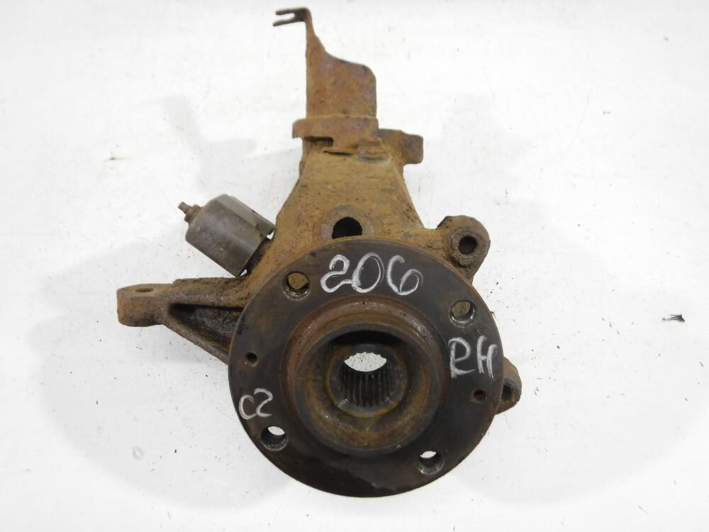 Кулак передний правый Peugeot 206