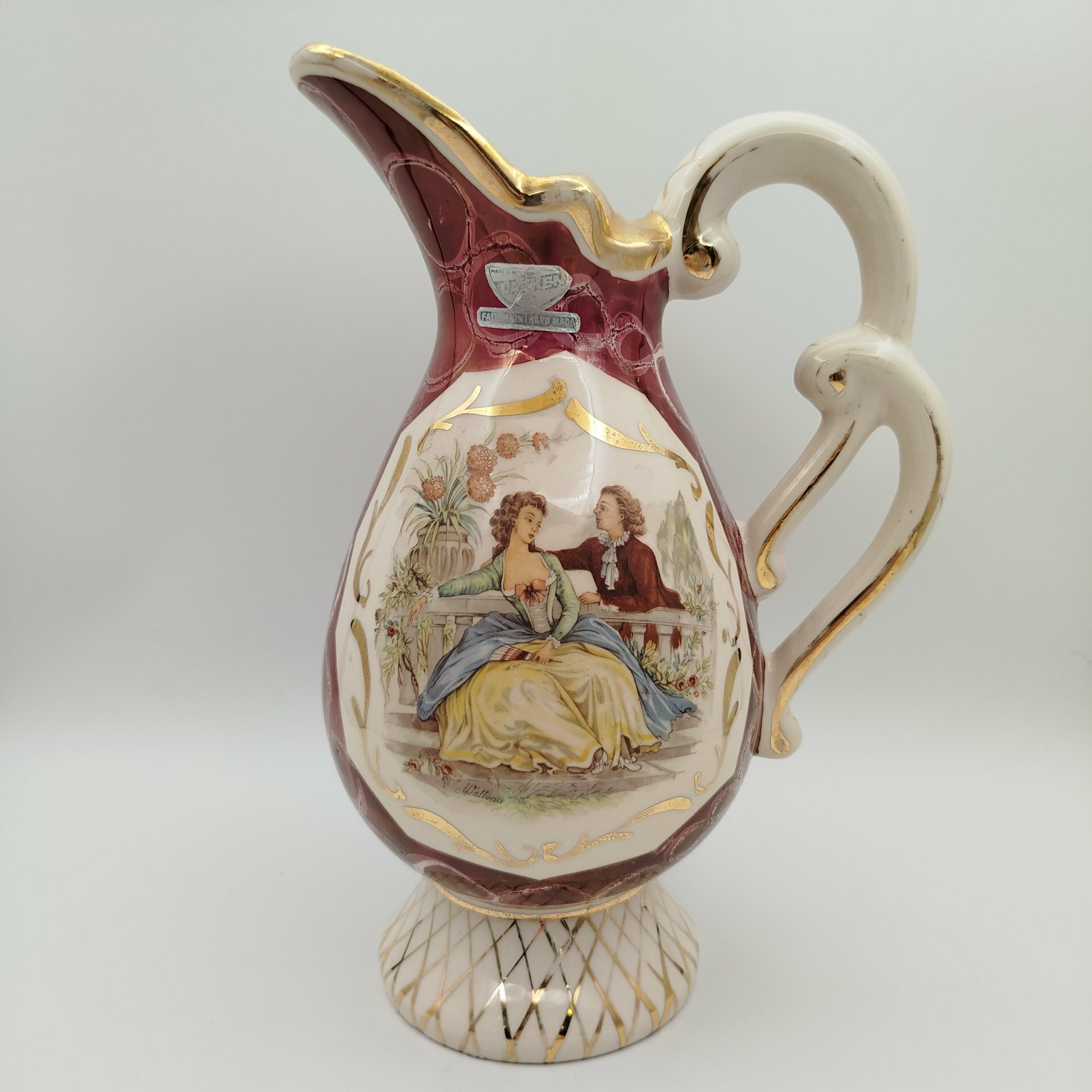Кувшин для напитков изящной формы, декорированный галантной ценой, Laeken