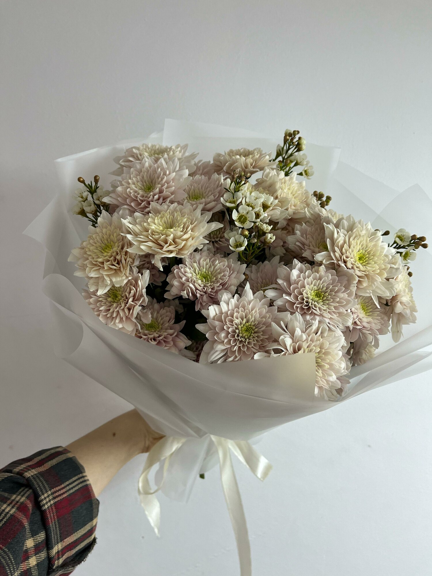 Букет "Пастельное облако мини", с кустовой хризантемой и хамилациумом