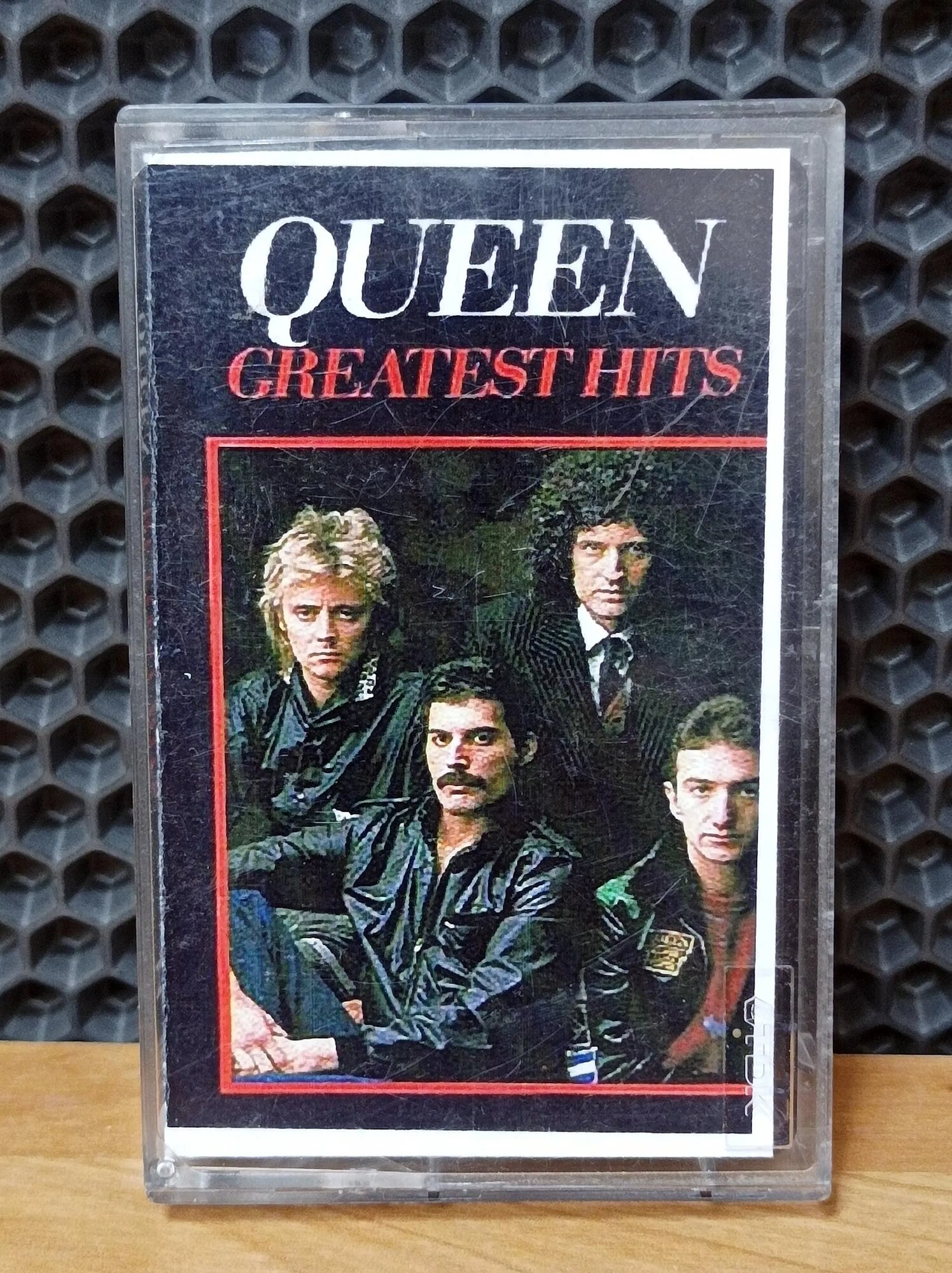 Аудиокассета QUEEN - Greatest Hits. Рок, глэм, хард, прогрессивный, поп-рок, фолк, джаз, готик. 1981г.