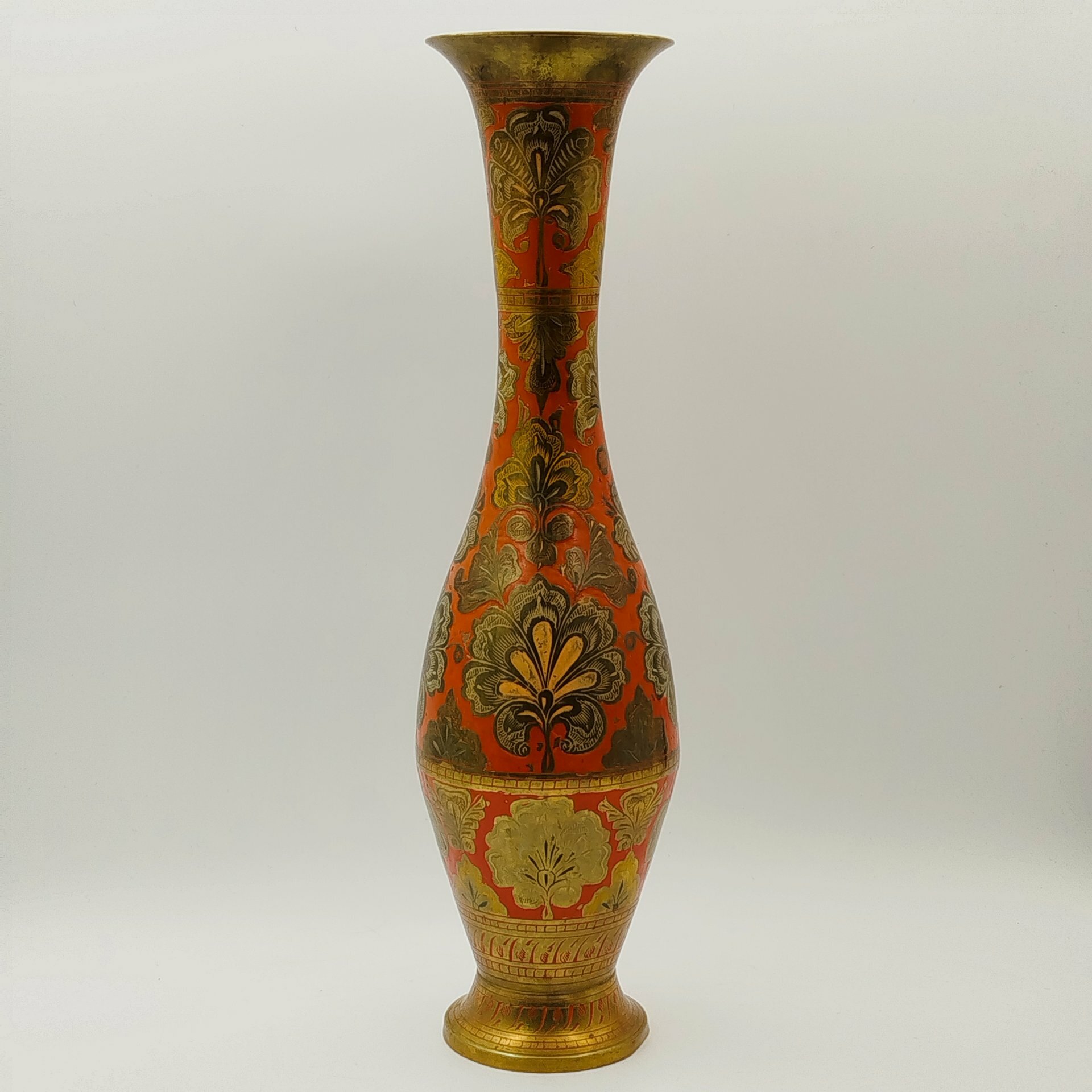 Ваза в восточном стиле красно-золотистого цвета с растительным декором, латунь