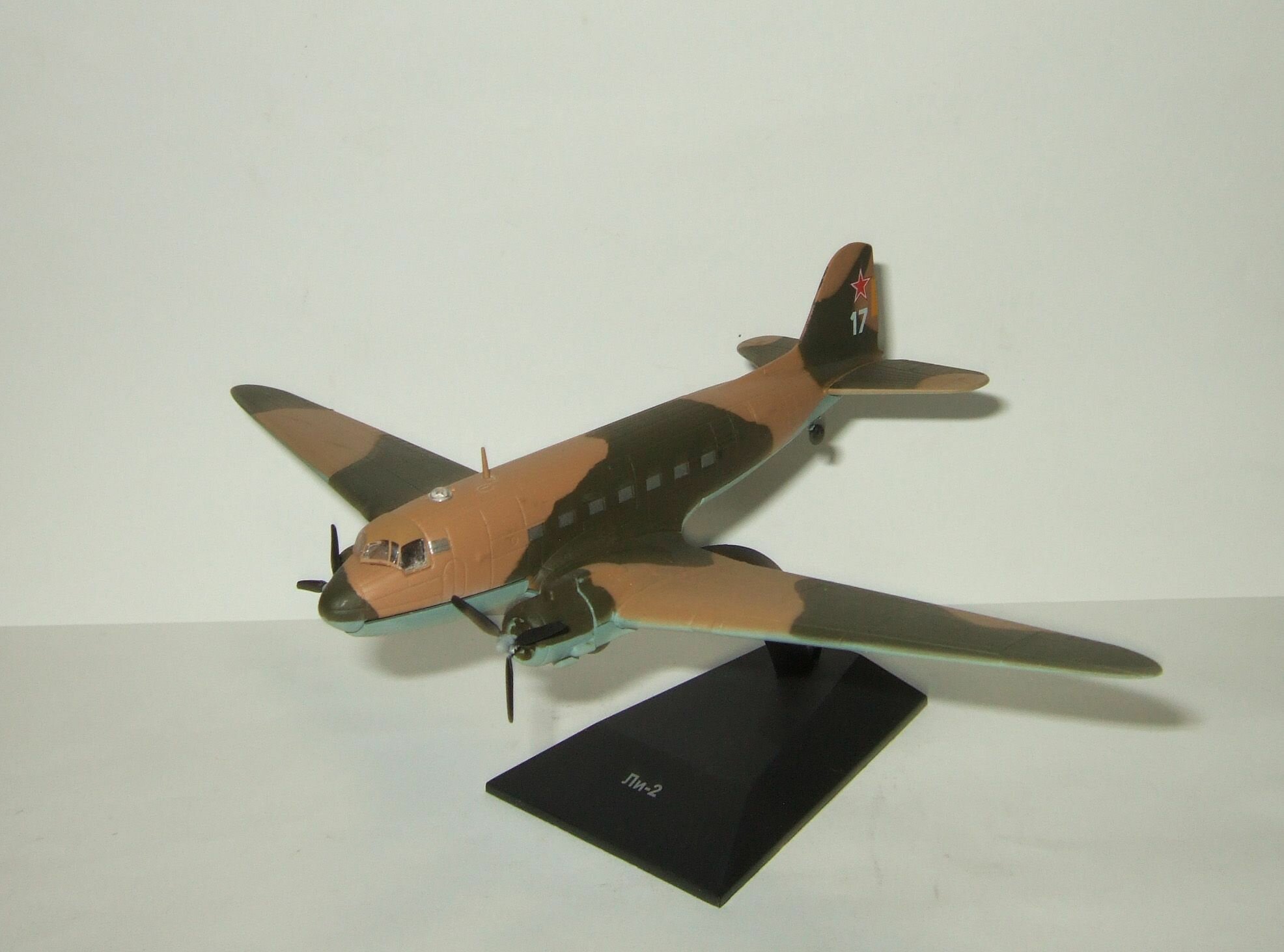 Масштабная модель 1/145 самолет ЛИ-2