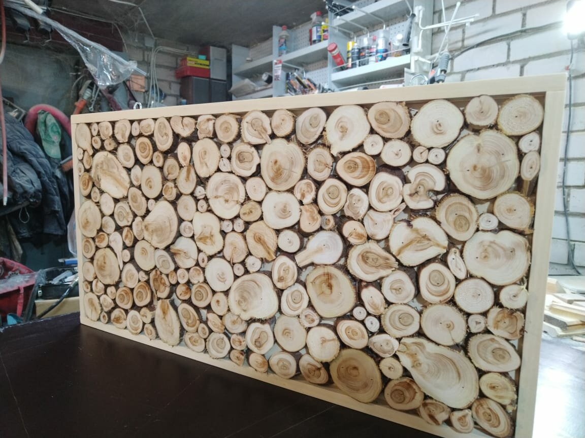 Можжевеловые спилы на деревянном щите