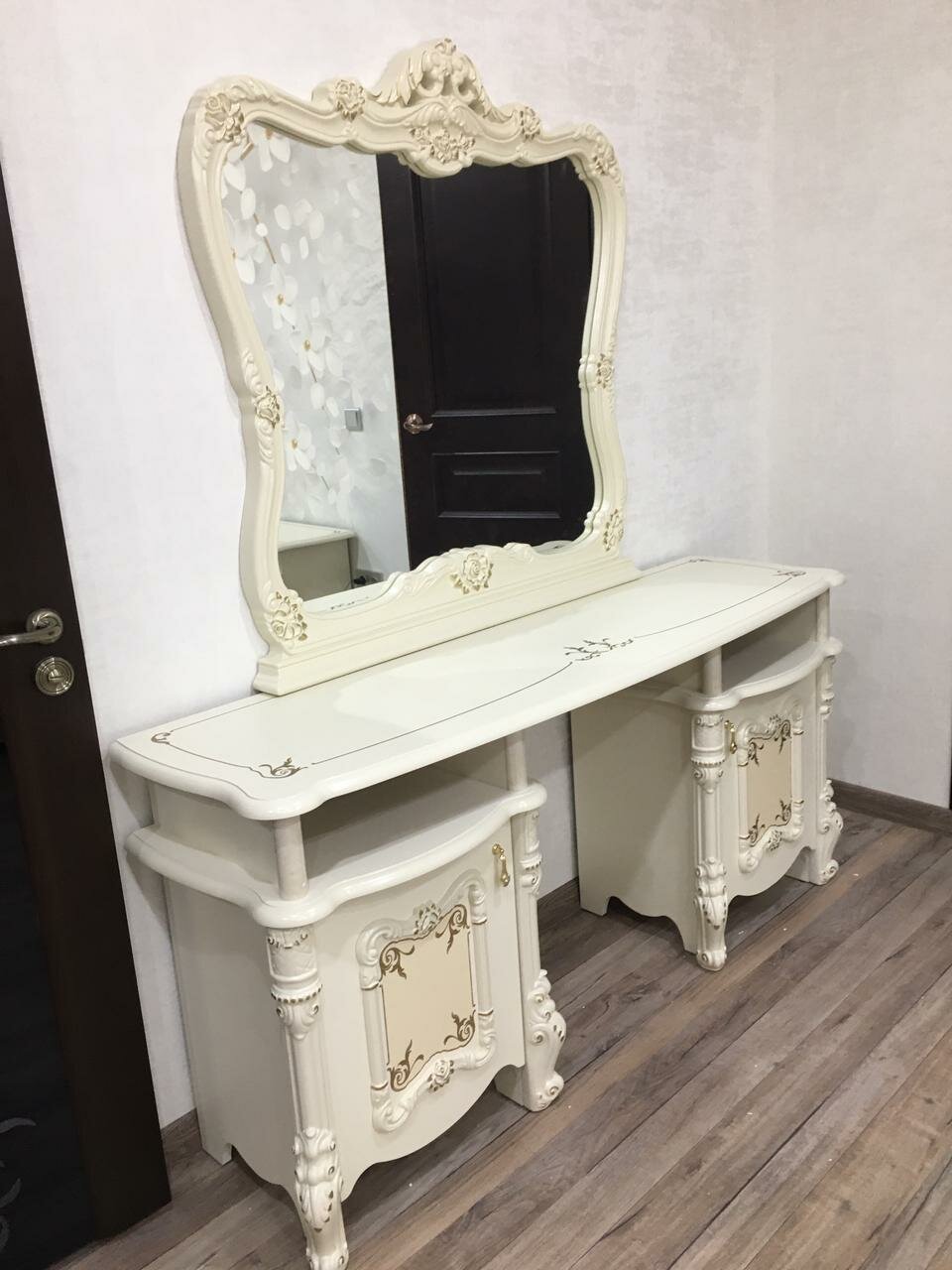 Туалетный стол с зеркалом Рафаэлла, цвет крем матовый, фабрики Диа Мебель, Россия.