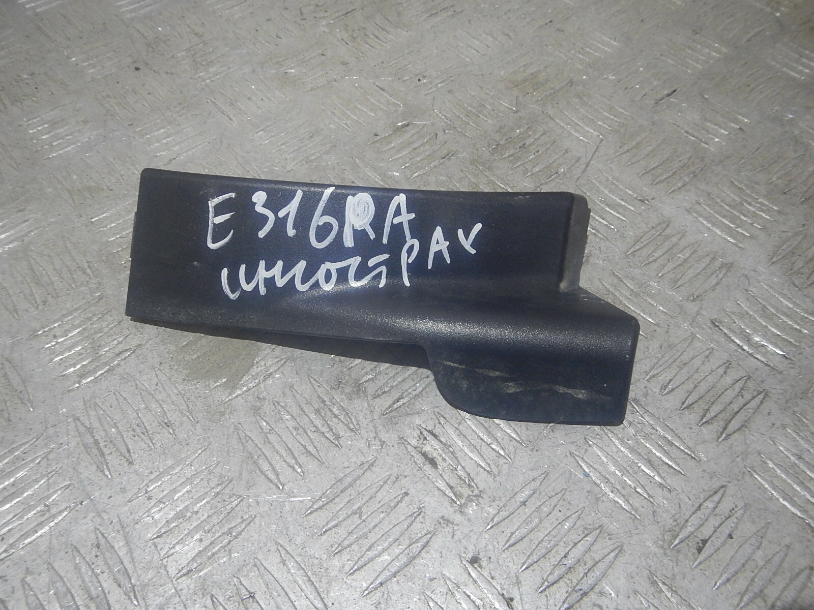 Б/У Накладка (кузов наружный), Lexus (Лексус)-LX (15-) LEXUS LX (15-) Фонаря правая Царапины 351420 TOYOTA арт. 8149760010