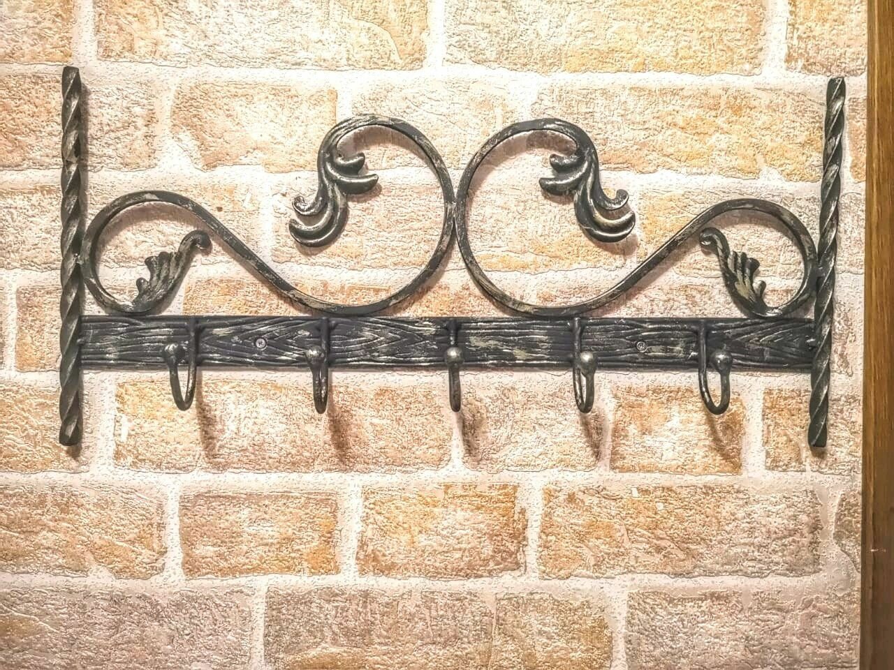 Вешалка настенная, небольшая, кованая