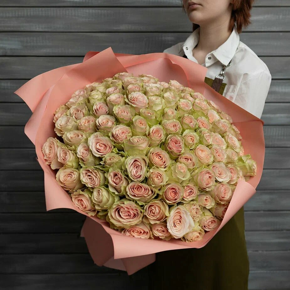 101 нежно-розовая роза в упаковке Эквадор 50 см