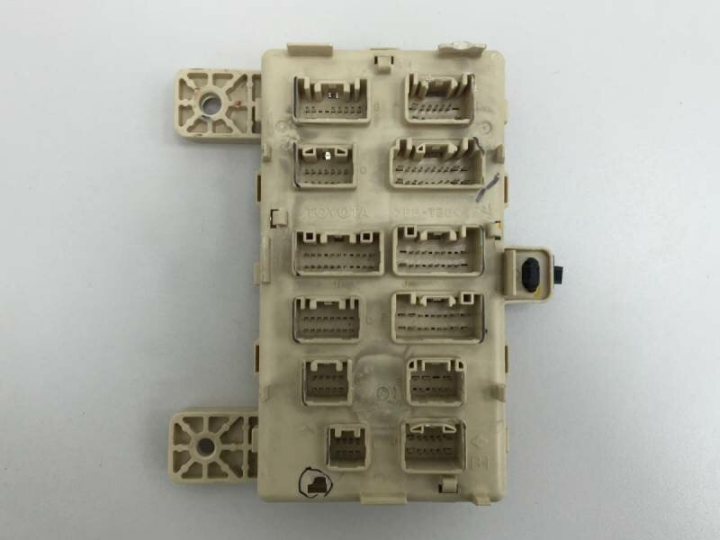 Блок предохранителей Lexus RX 300/330/350/400h XU30 2003-2009