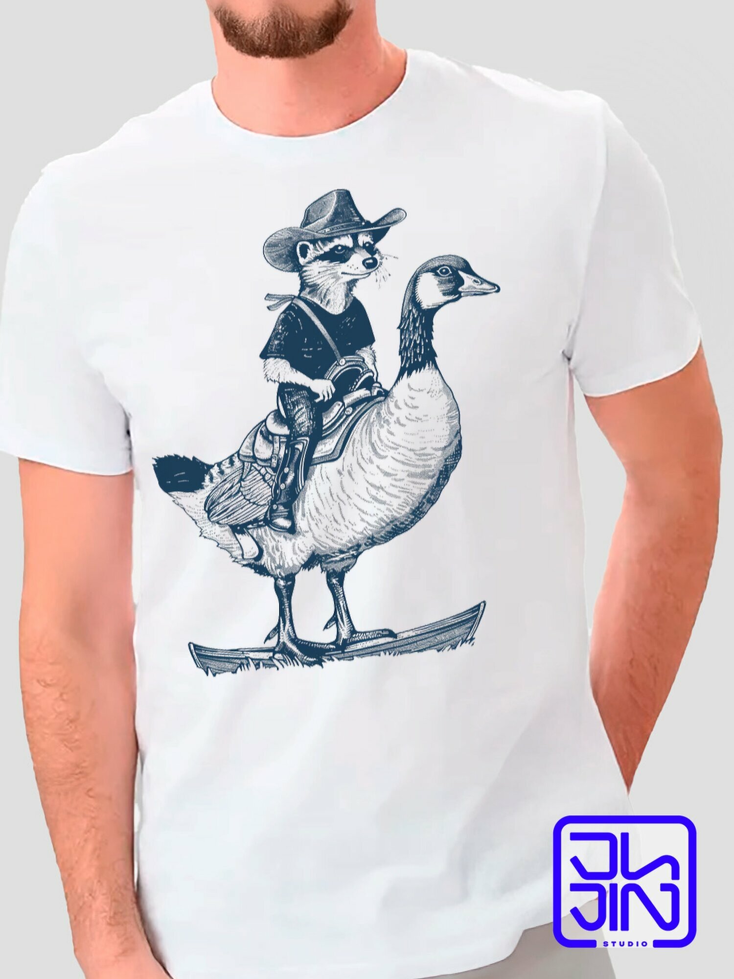 Футболка Jujin Studio классическая мужская с авторским принтом Смешной ретро принт с енотом ковбоем на темно синем, синем гусе, белый хлопковый трикотаж с прикольным рисунком на груди