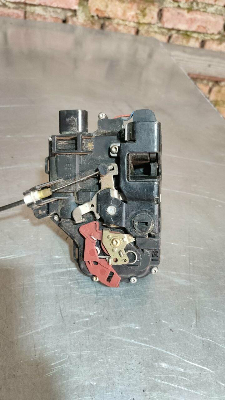 Замок двери задней левой Audi A6 C5 рест. 2002