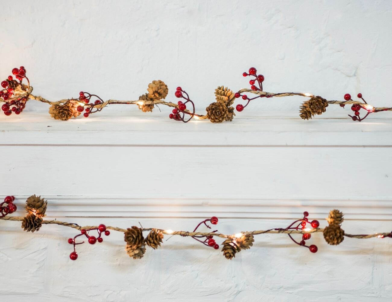 Декоративная гирлянда из шишек лесное чудо с красными ягодами, 55 тёплых белых микро LED-огней, 5+3 м, Kaemingk 486498-1