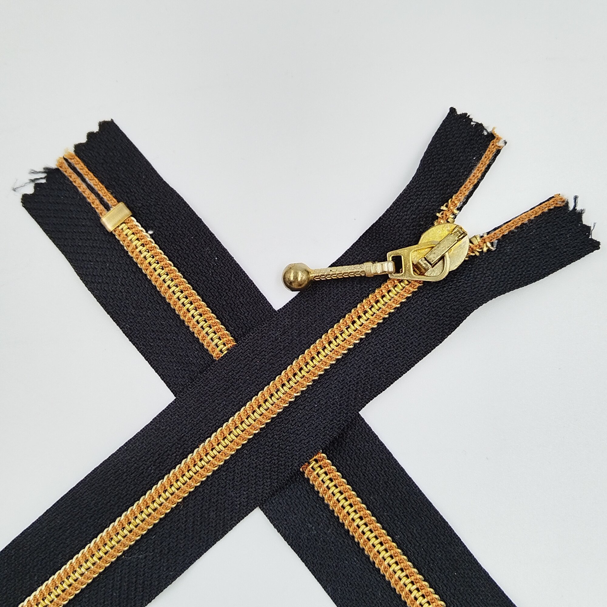 Молния пластиковая черная с золотом неразъемная 18 см, №5