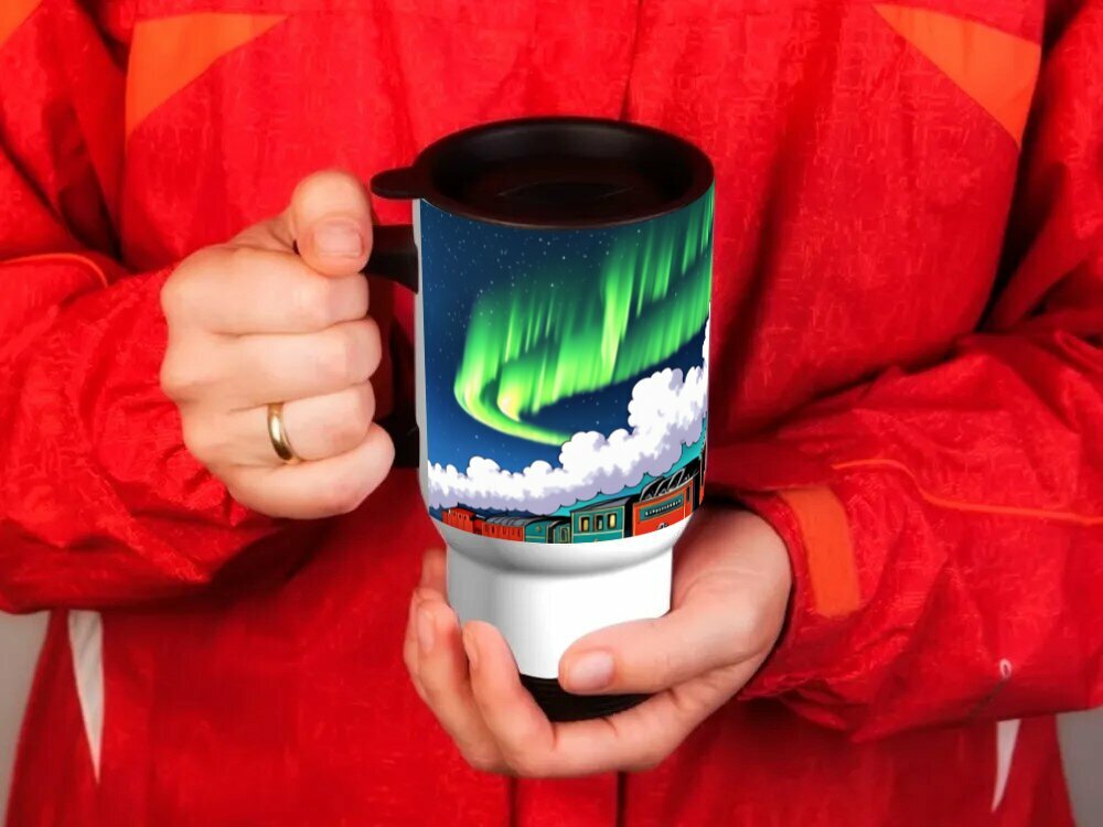 Тремокружка для авто с принтом "Паровой поезд, движущийся по морскому берегу, с гитарой вместо рельсов. Ночное небо, усыпанное звёздами и северное сияние на горизонте. Поезд." 0.5 л.