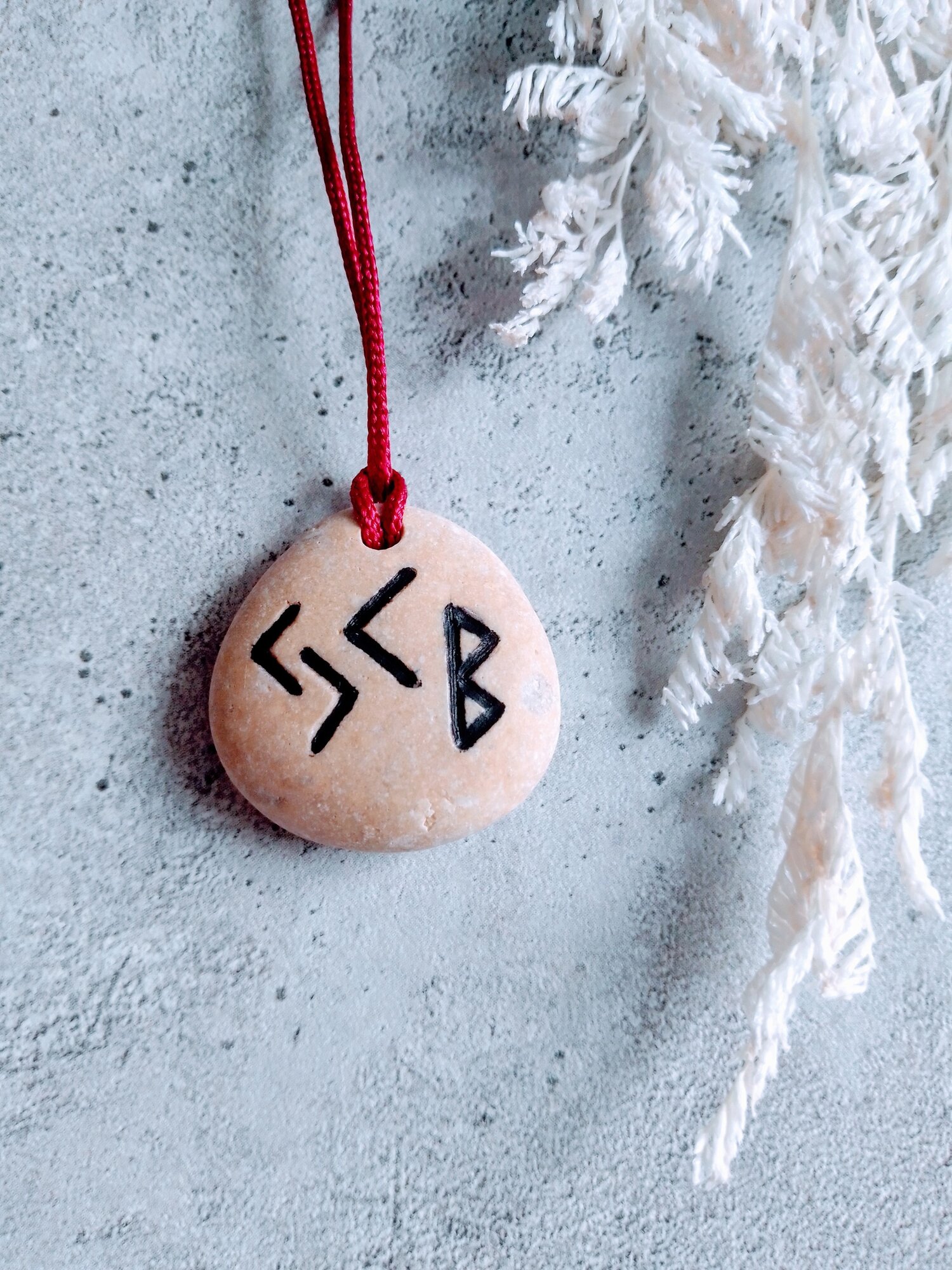 Оберег амулет на здоровье и долголетие (гравировка на природном камне вручную)