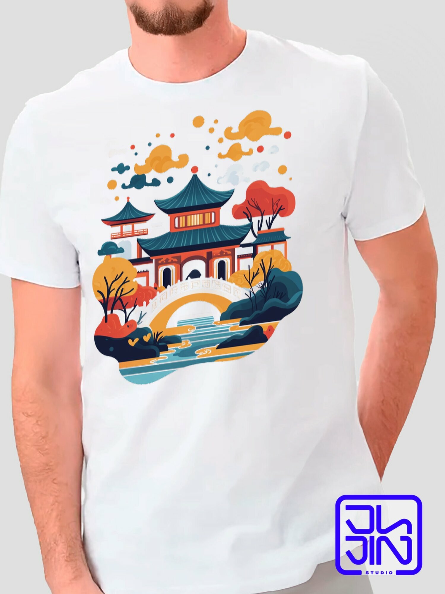 Футболка классическая мужская с авторским принтом Бирюзовая этническая пагода с синим мостом и рекой в стиле аниме, белый хлопковый трикотаж с прикольным рисунком на груди