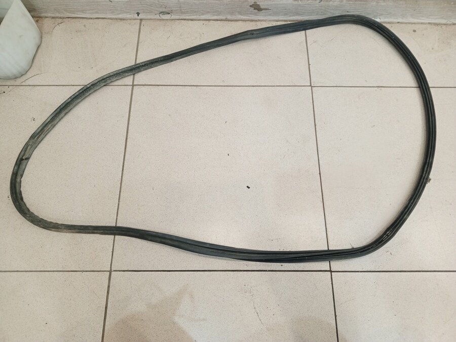 Уплотнитель двери багажника от Mazda 3 bk 2003-2009