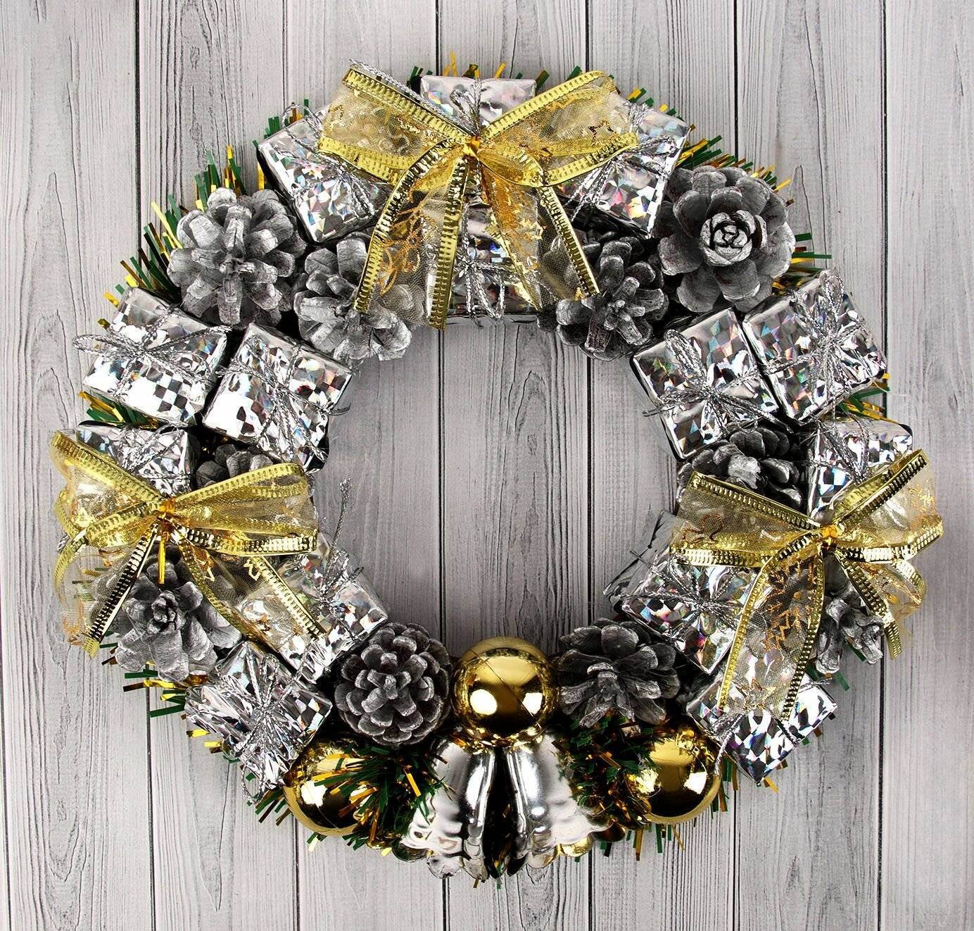 Новогодний венок "Серебряные подарки и колокольчики" 22 см, красивый уличный венок, рождественское декоративное украшение на дверь для дома на Новый год