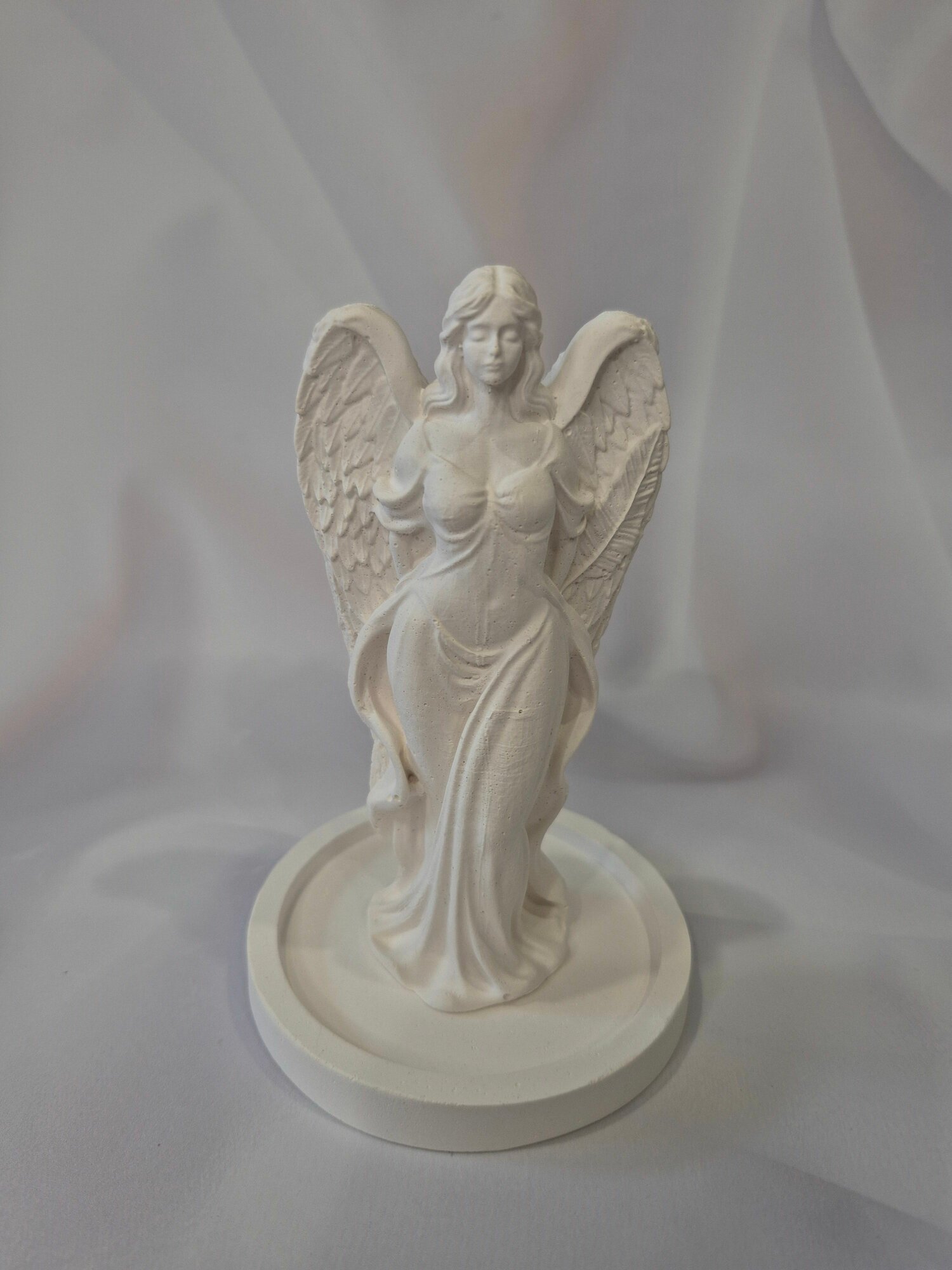 Статуэтка на подставке.