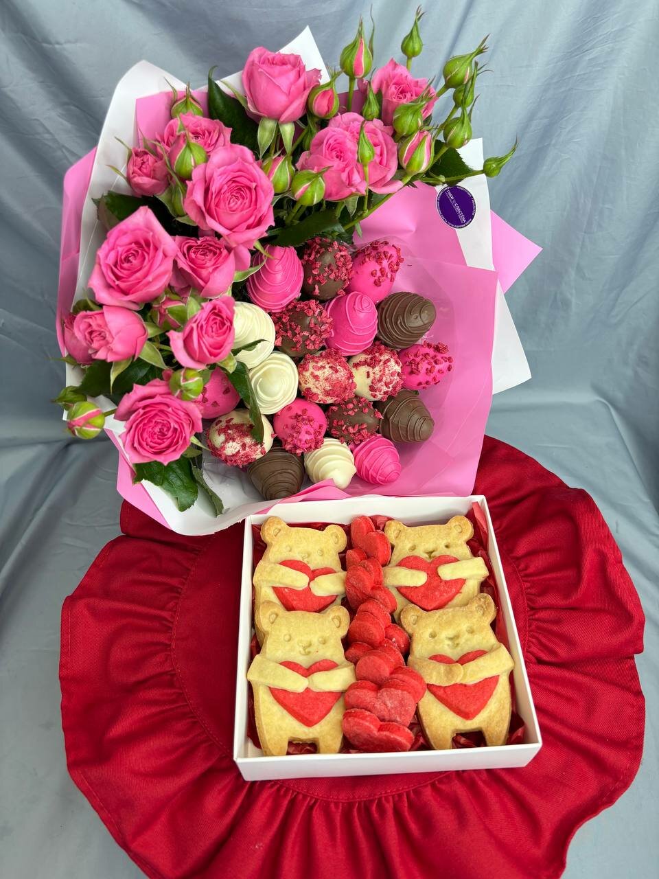 Комбо клубника в шоколаде с Мишки -обнимашки печенье . Открытка в подарок