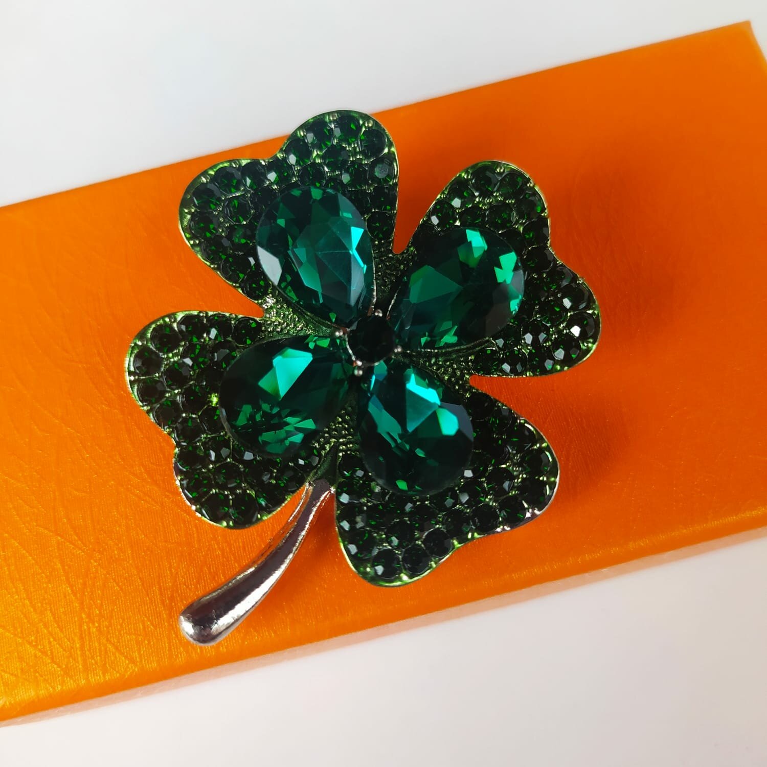 Брошь, стразы