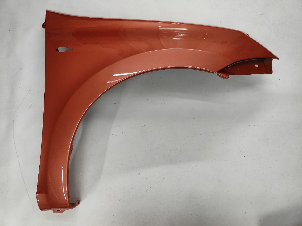 Крыло для Лада Гранта / Калина 2, правое (пластиковое)в цвете "апельсин 111"оранжевый"