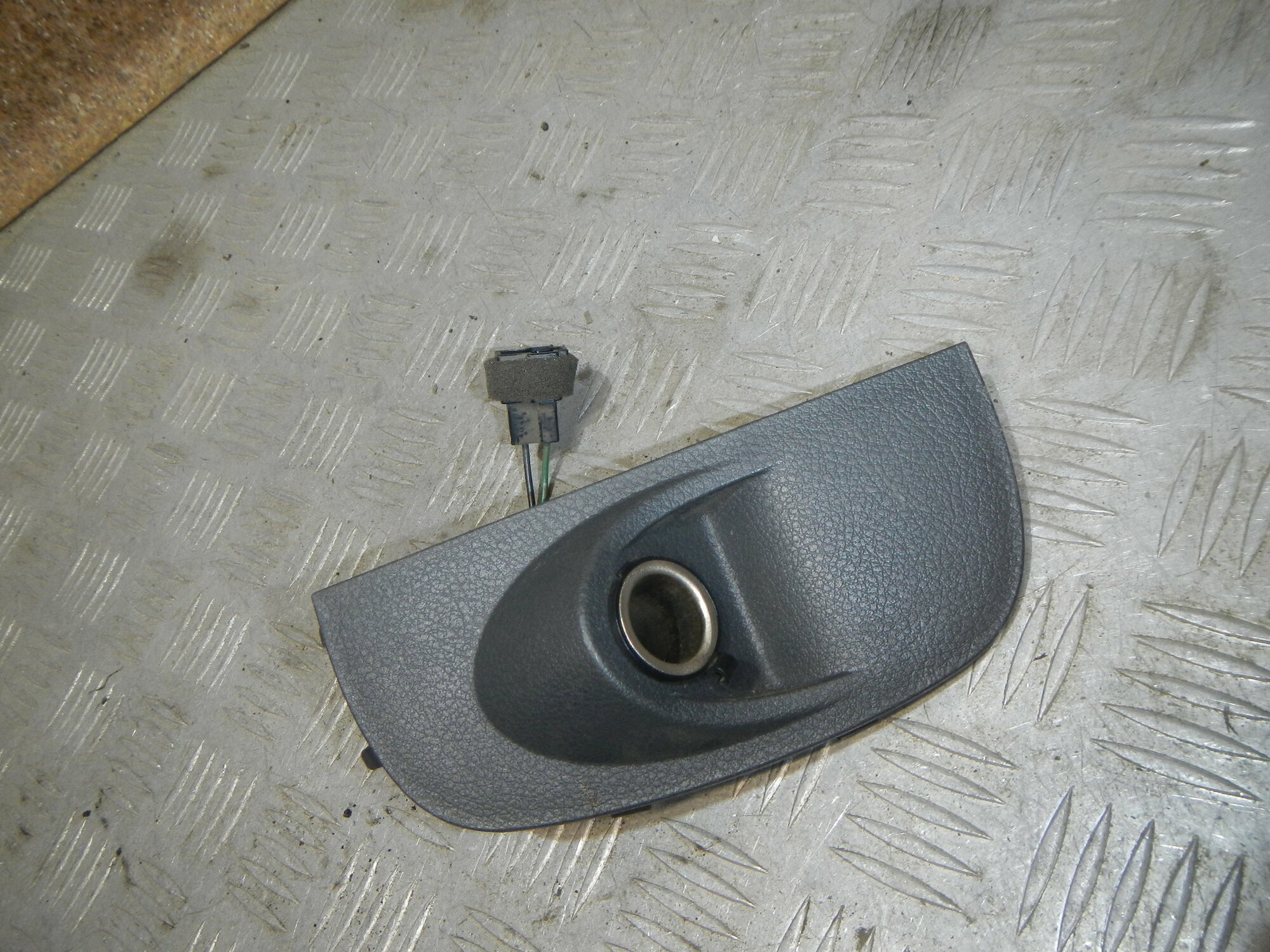 Б/У Прикуриватель, SsangYong (Сангйонг)-KYRON (05-) SSANGYONG KYRON (05-) гнездо Без видимых повреждений. 523587 SSANG YO...