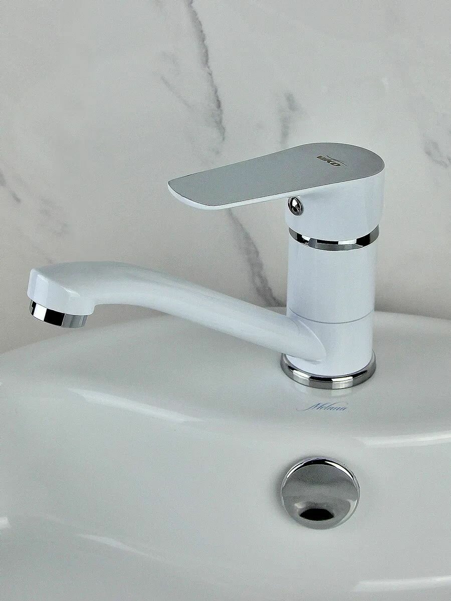 Смеситель для раковины (умывальника) однорычажный латунный с поворотным коротким изливом в ванную комнату V-4140, с подводкой, Белый/Хром