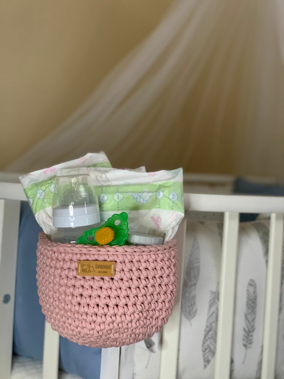 Подвесная корзинка органайзер на детскую кроватку. Подвесной кармашек. Подарок новорожденному.