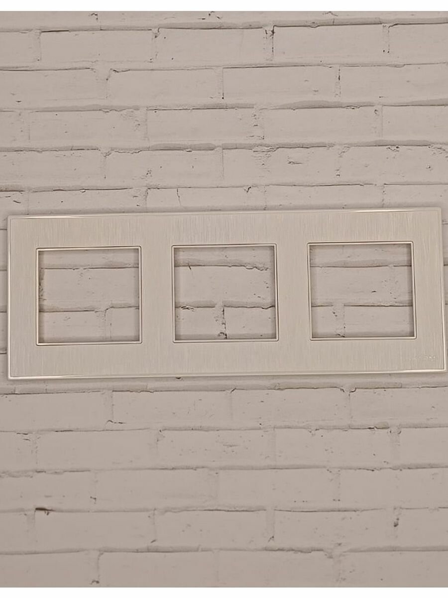 Рамка тройная для розеток белая 390