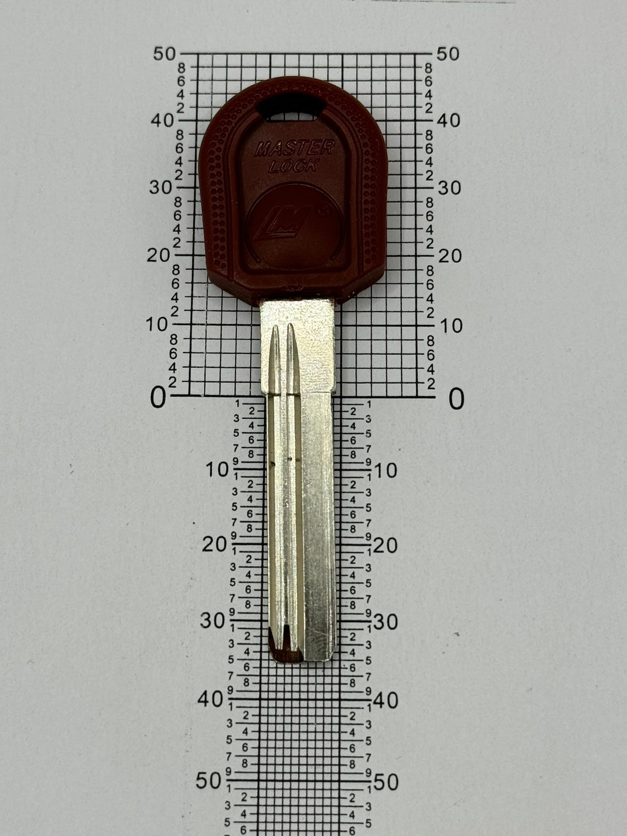 Вертикальный ключ MASTER.LOCK LM 2 пр. п/бронь кв. спец. пл.(H-200) 100 шт.