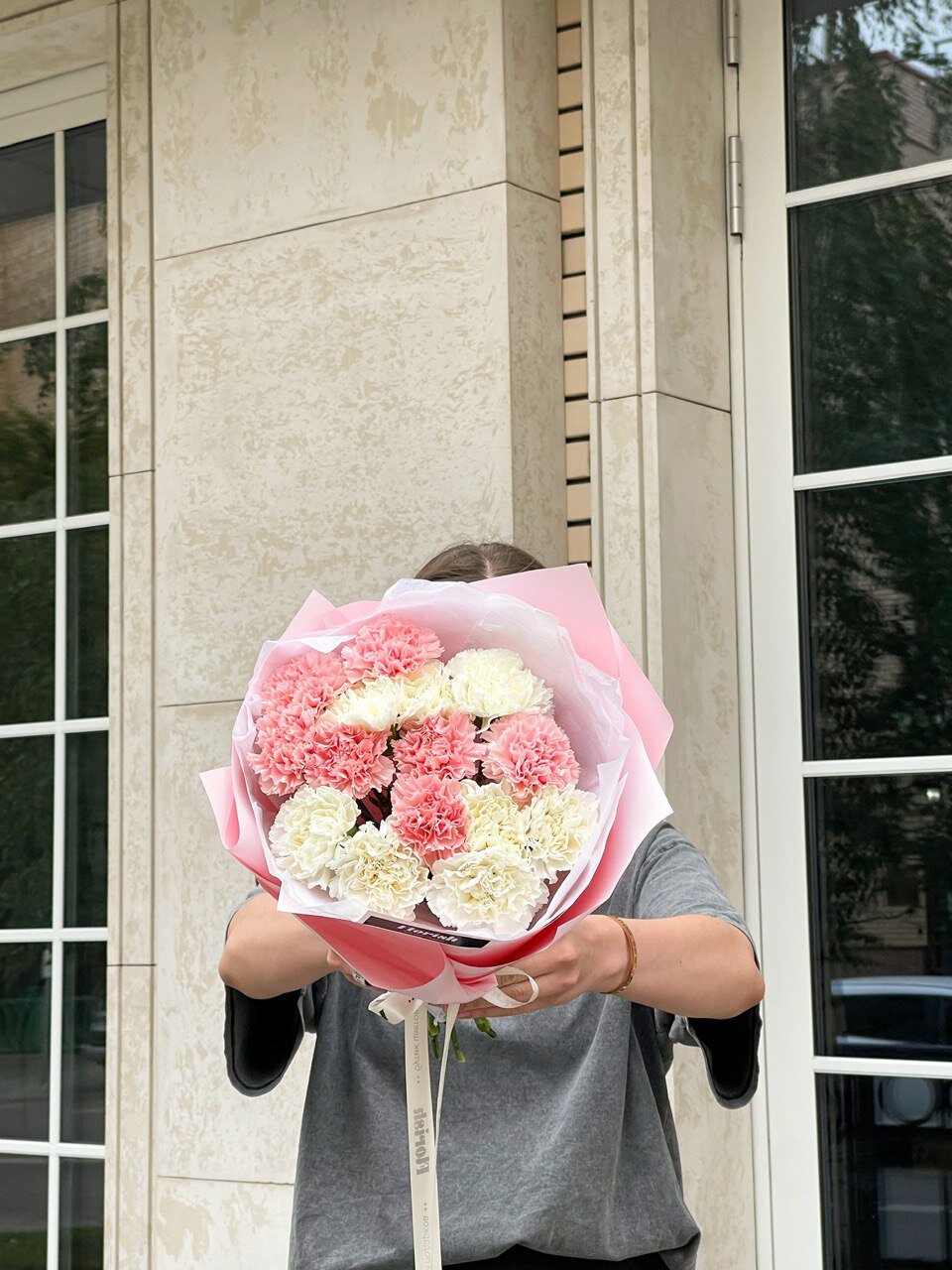 Букет из 15 розовых и белых гвоздик. Букет 30 Florish