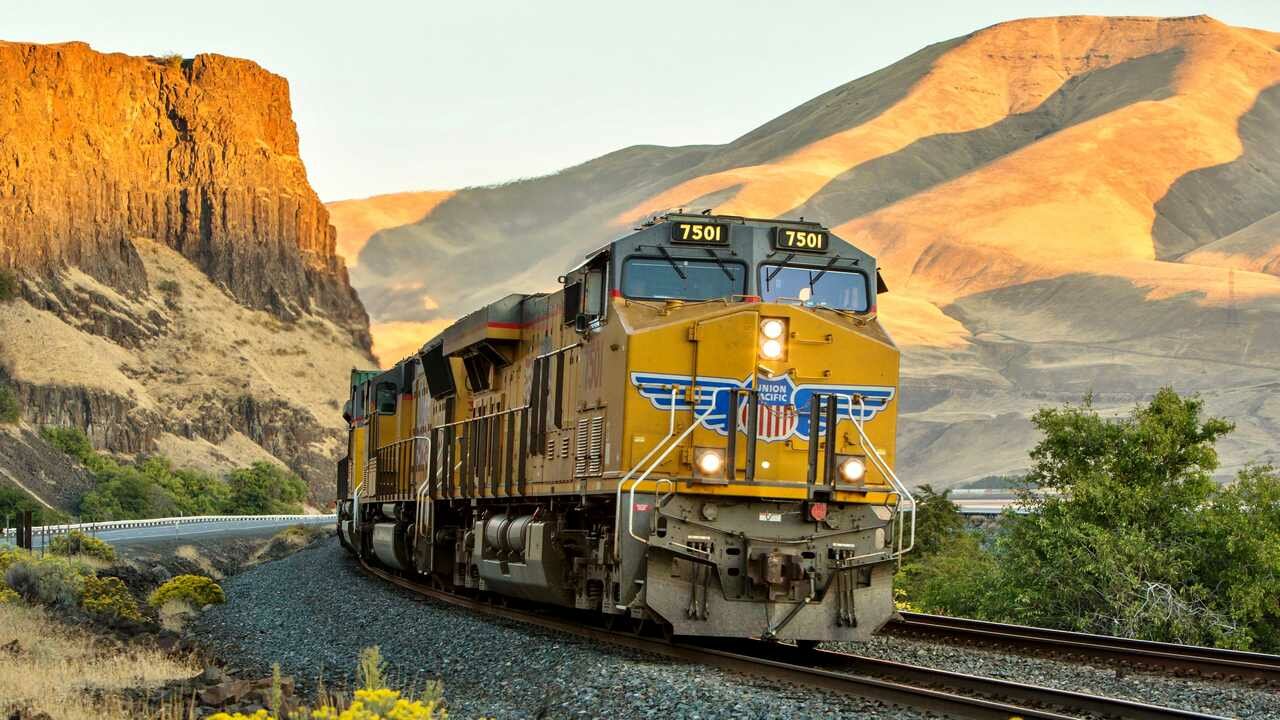 Картина на холсте 110x60 LinxOne "Поезд рельсы железная" интерьерная для дома / на стену / на кухню / с подрамником